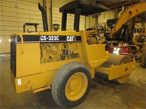 Compactadora Vibratoria Caterpillar CS-323C en buenas condiciones