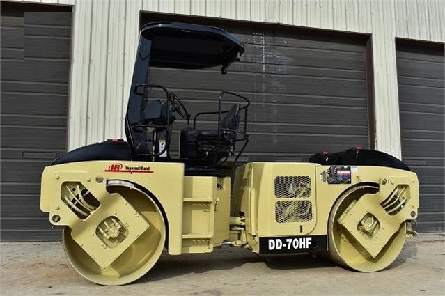 Compactadora De Doble Rodillo Ingersoll-rand DD70 de medio uso en