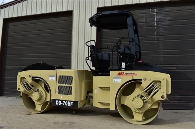 Compactadora De Doble Rodillo Ingersoll-rand DD70 de medio uso en